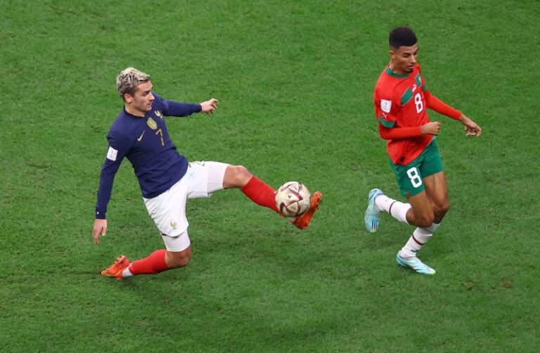 Đánh chặn trong bóng đá là gì? Cách cải thiện kỹ năng đánh chặn